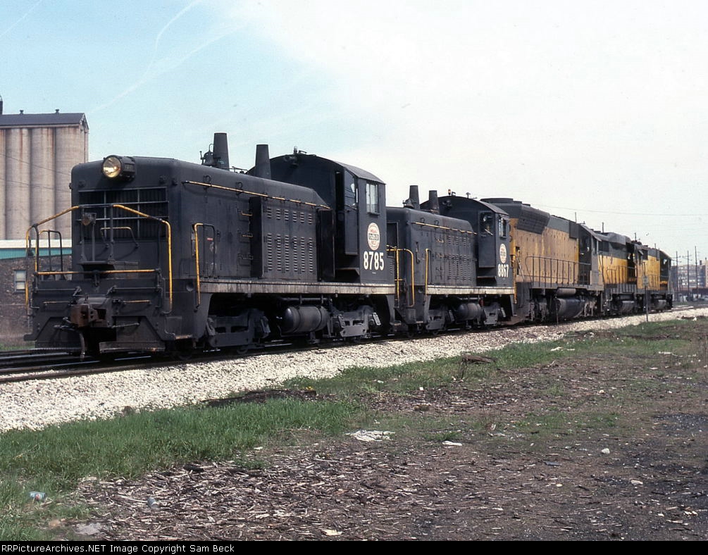 IHB 8785, 8867, and 3 CNW Units